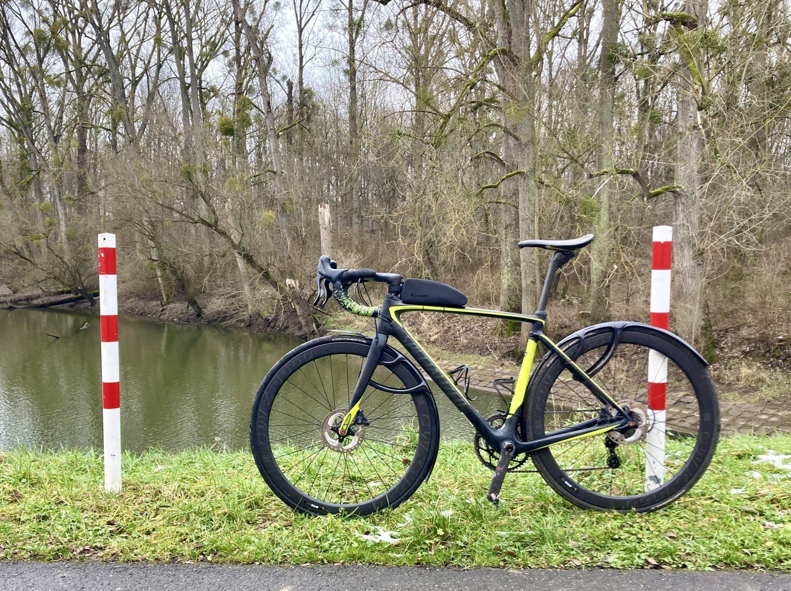 Montage vollwertiger Schutzbleche an Carbon Disc-Rennrad ohne ...